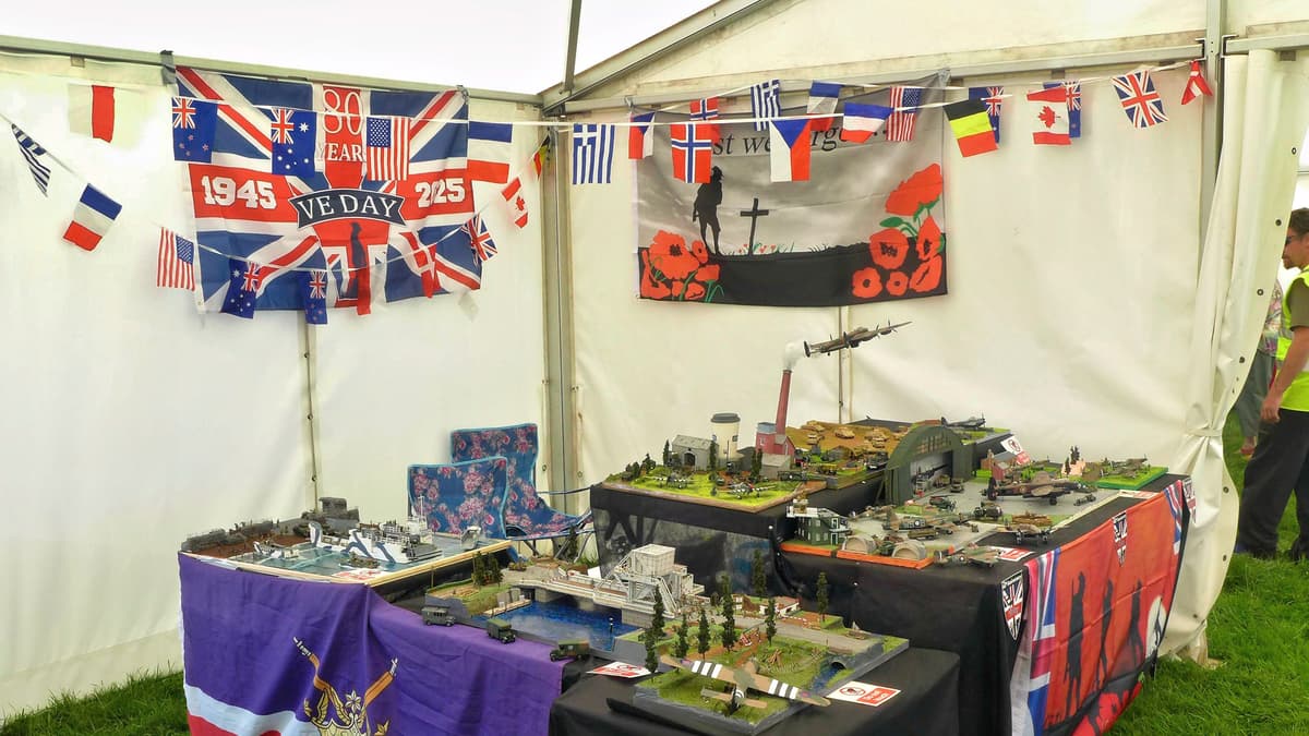 World War II Dioramas by Paul Smith on Display at Show ...