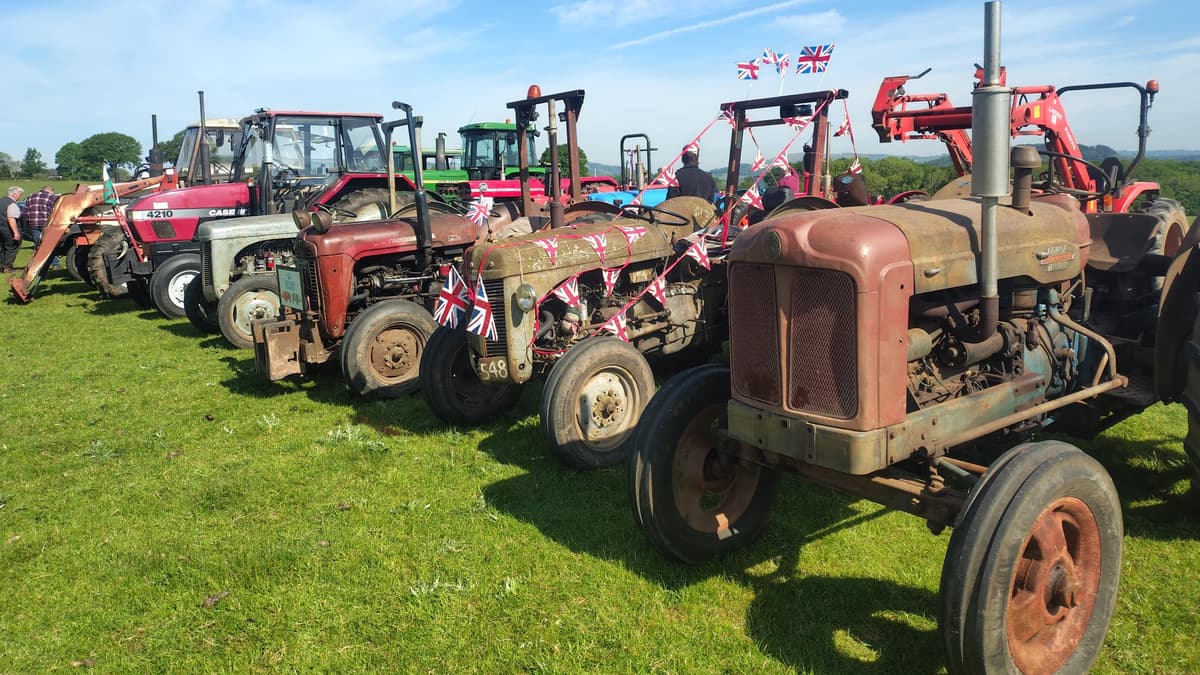 Over 40 tractors rally for charity in Llangattock-vibon-avel ...